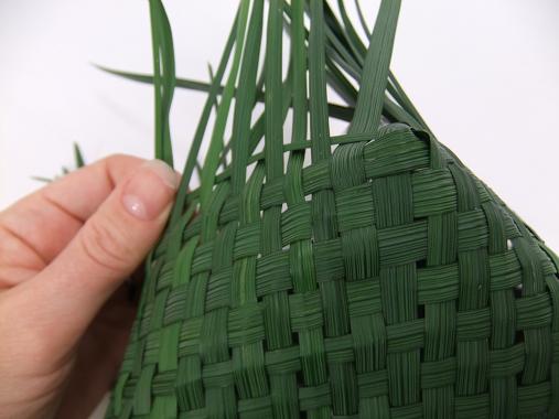Tutorials - Weaving a diagonal green grass basket