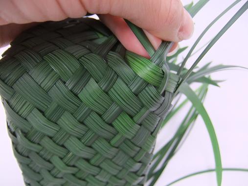 Tutorials - Weaving a diagonal green grass basket